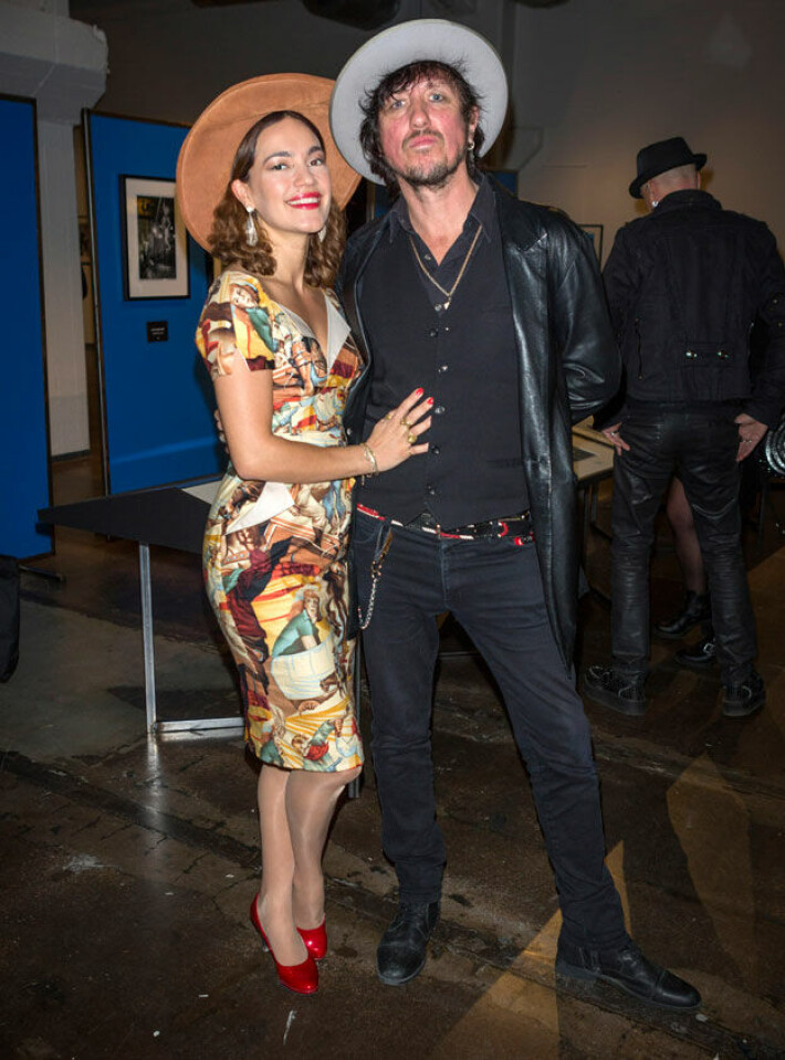 Sami Yaffa juhli Hanoi Rocks -näyttelyssä uuden rakkaansa kanssa – kuva!