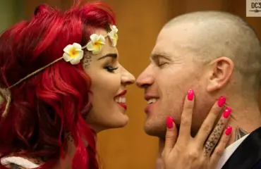 Pin up -Sinin rakkaus kukoistaa: pari hankki symboliset tatuoinnit - kuvat!