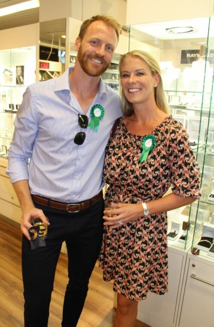 Entinen NHL-tähti Henrik Tallinder edusti upean Anna-vaimonsa kanssa!