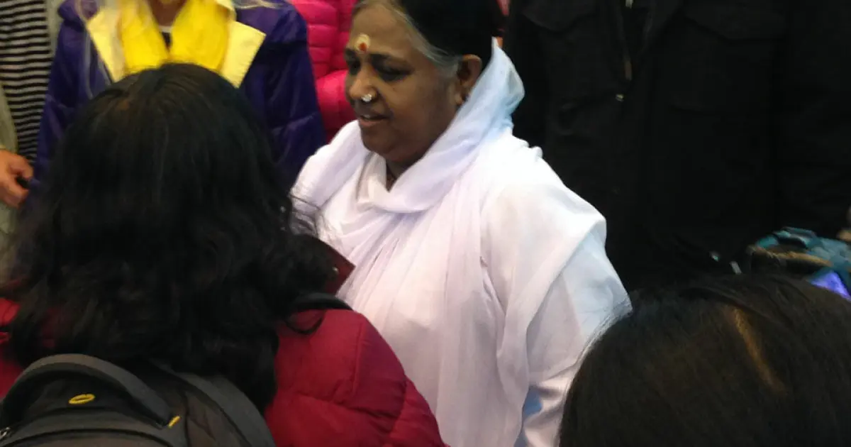 Äiti Amma poistui Suomesta – jakoi karkkeja lentokentällä!