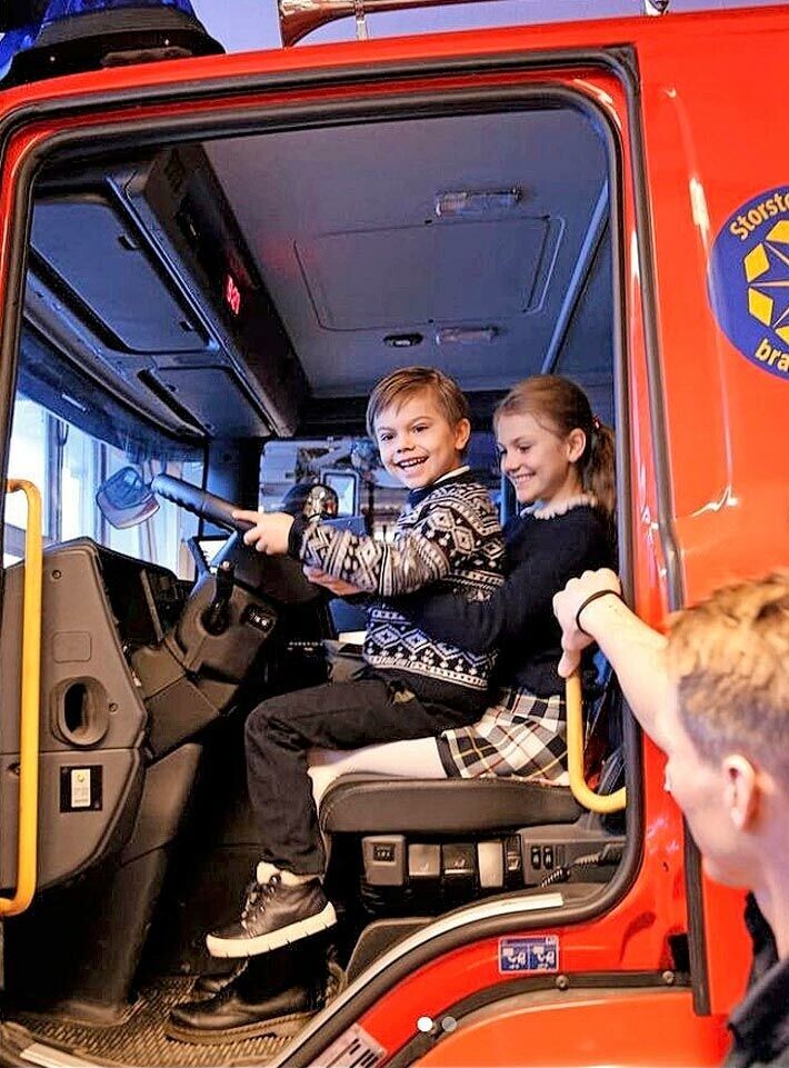 Ruotsin prinssi Oscar, 5, paloauton ratissa – kuva!