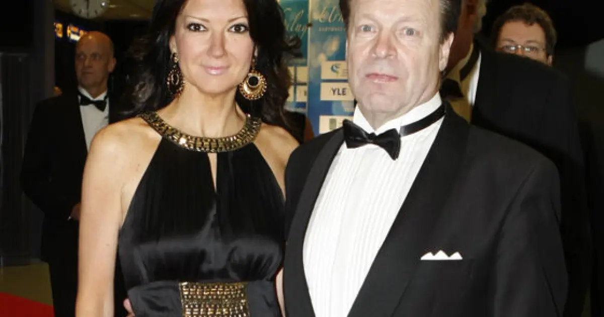 Ilkka Kanerva ja Elina Kiikko haahuilivat terassilla! Ilkka Kanerva ja Elina Kiikko haahuilivat terassilla!