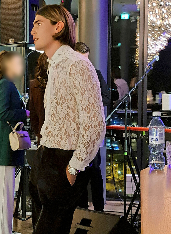 Yllätysveto! Laulaja Robin sai hotellivieraat hieraisemaan silmiään ...