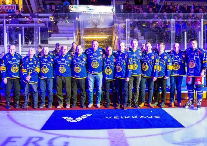 Pulahtavatko Danny ja Helmi suihkulähteeseen, jos Lukko voittaa ...