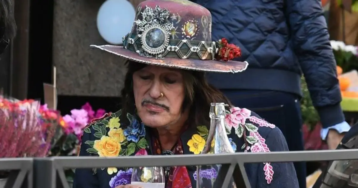 Andy McCoy veti monologia legendaarisen ravintolan portsarille – kuva ...