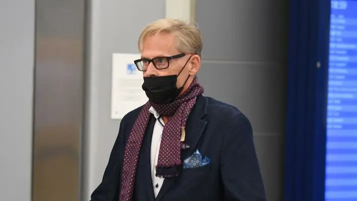 Topi ja Nadja Sukari samalla lennolla Niko Ranta-ahon kanssa ...